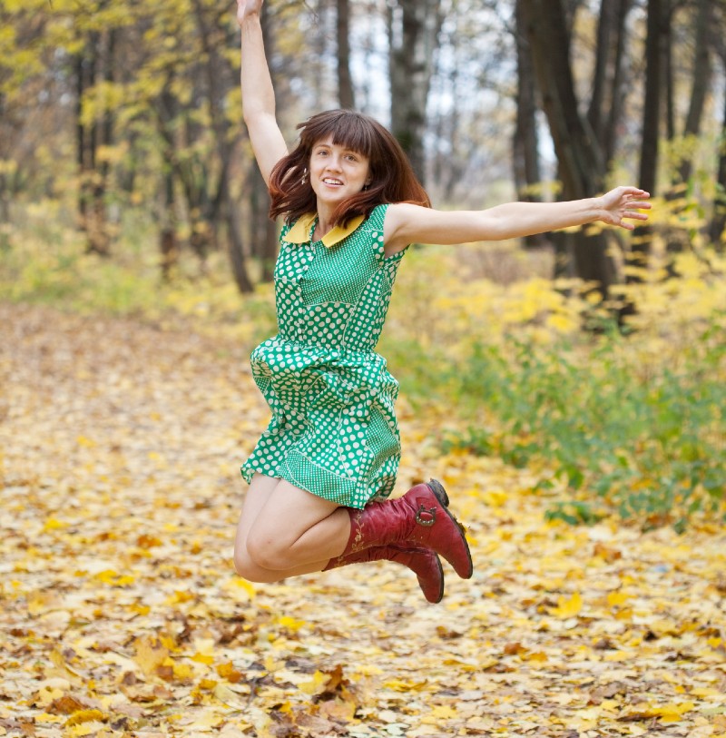 37-year-old leaping into pile of leaves revels in crisp crackling sound ...